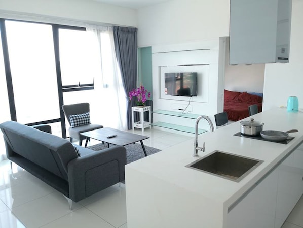 Apartamento em Condomínio Fechado, 1 quarto | Sala de estar | Smart TV 