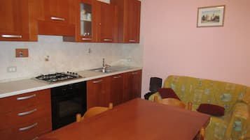 Apartamento, 2 quartos, terraço | Sala | TV de ecrã plano