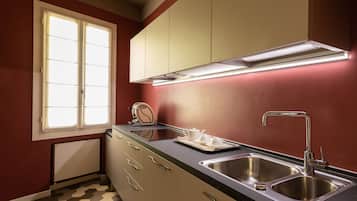 Apartamento, vista para o canal | Cozinha privada | Uma máquina de café expresso, uma chaleira elétrica