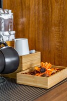 Uma caixa de madeira com uma flor e frutos secos sobre uma superfície com textura.