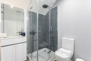 Apartamento, 1 quarto (4º) | Banheiro | Chuveiro, secador de cabelo, toalhas de banho 