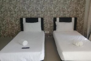 2 quartos, com mobília individualizada, cortinas/cortinados opacos 