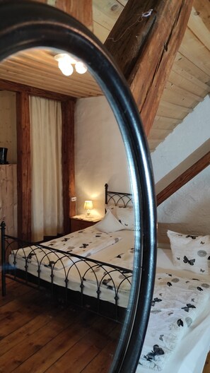 Quarto quádruplo clássico, 1 cama King e sofá-cama, vista para a cidade | Individualmente decorados, individualmente mobiliados