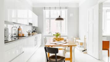 Apartamento Premium, 1 cama queen-size e sofá-cama, não fumadores, Vista para a cidade | Cozinha privada | Um frigorífico/congelador grande, um micro-ondas, um forno