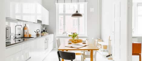 Apartamento premium, 1 cama Queen e sofá-cama, para não fumantes, vista para a cidade | Cozinha privada | Geladeira grande, micro-ondas, fogão, cooktop