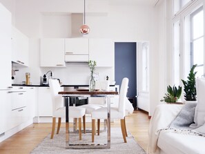 Um frigorífico/congelador grande, um micro-ondas, um forno 