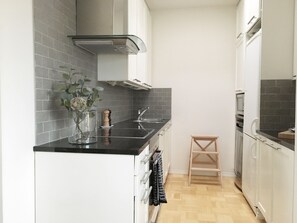 Apartamento premium, 1 cama Queen, para não fumantes, vista para a cidade | Cozinha privada | Geladeira grande, micro-ondas, fogão, cooktop