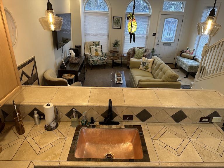 Pittsburghs Tropicana With Outdoor Year Round Hot Tub. Fantastic Location! - Homestead, PA