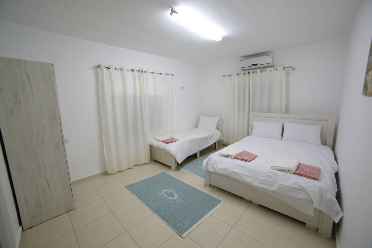 Quarto, várias camas, não fumadores, Vista para a cidade | Wi-fi grátis