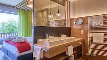 Quarto casal design, 1 cama Queen, sacada, vista para a montanha | Banheiro | Chuveiro, secador de cabelo, roupões de banho, toalhas de banho