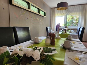 Café da manhã com buffet todos os dias mediante uma taxa