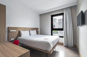 Quarto casal standard, 1 cama de casal | Frigobar, cofres nos quartos, escrivaninha