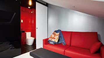 Quarto, 2 camas individuais (Experience) | Sala de estar | TV de ecrã plano