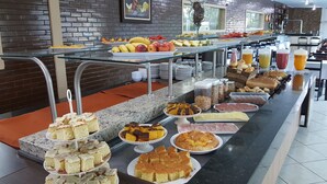 Buffet com diversos alimentos e bebidas.