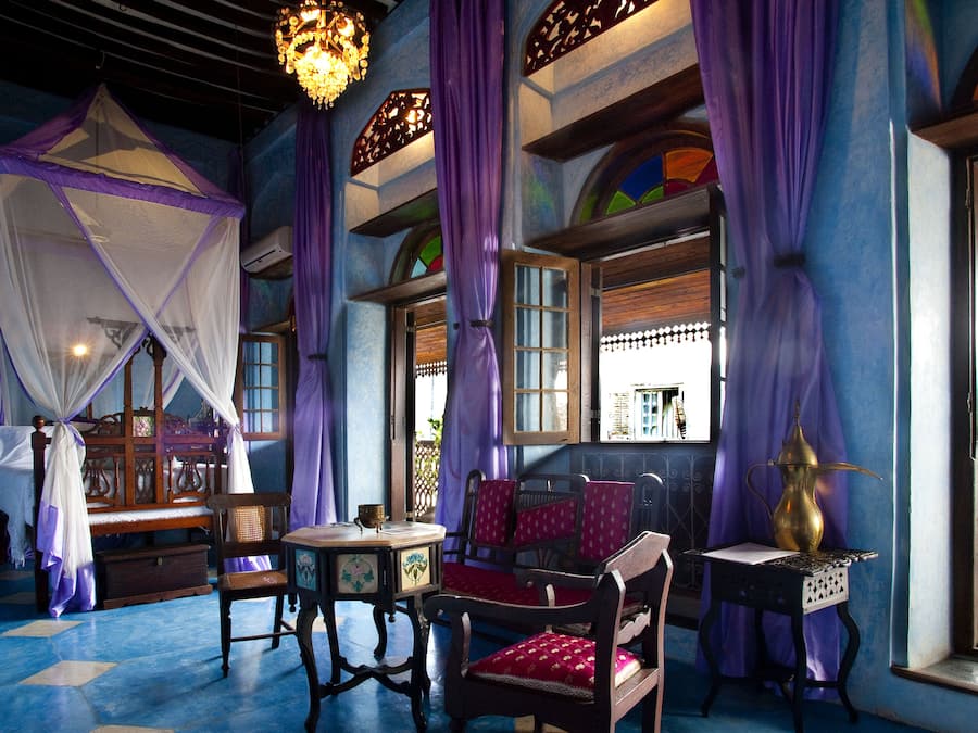 Quarto (Violetta) | 1 quarto, com decoração personalizada, com mobília individualizada