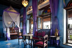 Quarto (Violetta) | 1 quarto, com decoração personalizada, com mobília individualizada