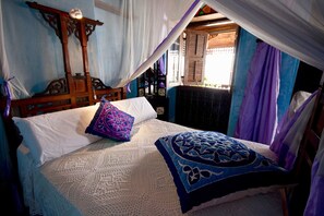 Quarto (Violetta) | 1 quarto, com decoração personalizada, com mobília individualizada 