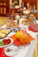 Uma mesa de buffet com diversos alimentos e bebidas.