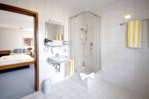Quarto Individual | Casa de banho | Uma banheira de imersão total, um secador de cabelo, toalhas fornecidas