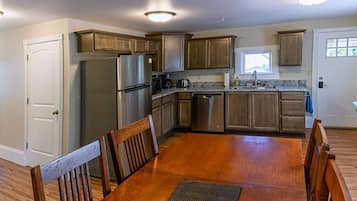 Casa (2 Bedrooms) | Cozinha privada | Um frigorífico/congelador grande, um micro-ondas, uma placa de cozinha