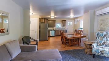 Casa (2 Bedrooms) | Sala de estar | Televisor