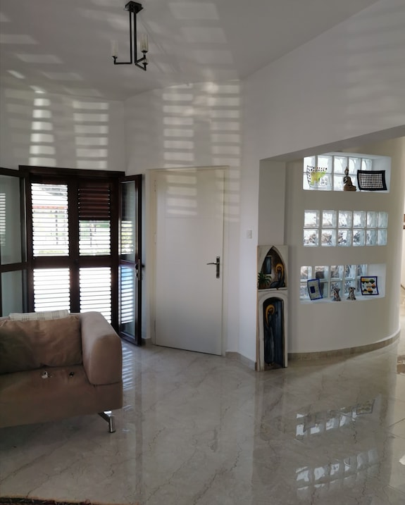 ¡Un Hogar Lejos Del Hogar Pero Con Más Sol! Duerme Hasta Ocho - Cyprus