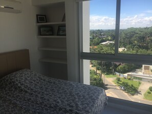 Apartamento panorâmico, 1 cama King, acessível, vista para o oceano | Cortinas blackout, Wi-Fi de cortesia, roupa de cama