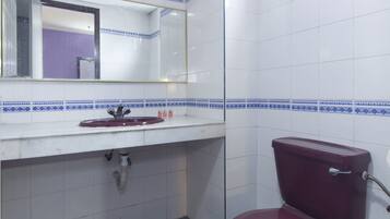 Quarto Duplo Standard | Casa de banho | Um polibã, artigos de higiene pessoal grátis, toalhas fornecidas