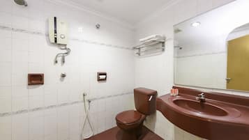 Quarto Duplo Deluxe, 1 cama king-size | Casa de banho | Um polibã, artigos de higiene pessoal grátis, toalhas fornecidas