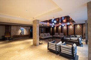 Área de estar no saguão