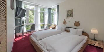 Cofres nos quartos, individualmente decorados, escrivaninha