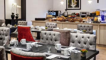 Pequeno-almoço tipo buffet nos dias úteis (13 EUR por pessoa)