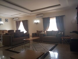 Suite Presidencial | Cofre no quarto, secretária 