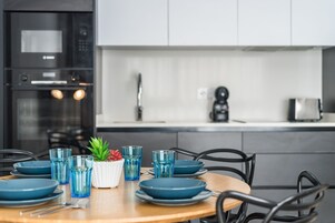 Um frigorífico/congelador grande, um micro-ondas, um forno 