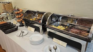 Pequeno-almoço tipo buffet diário (15 EUR por pessoa)
