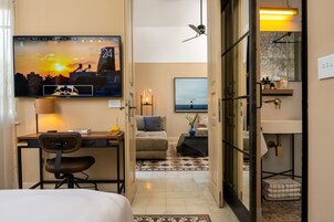 Suite Executiva, 1 quarto, varanda | Roupa de alta qualidade, minibar, com decoração personalizada 