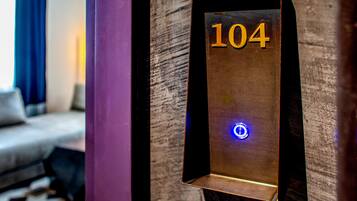 Uma porta moderna com visor digital exibindo o número 104, indicando um número de quarto.