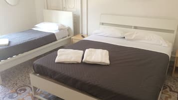 Quarto Quádruplo, várias camas, não fumadores | Secretária, Wi-fi grátis, roupa de cama fornecida