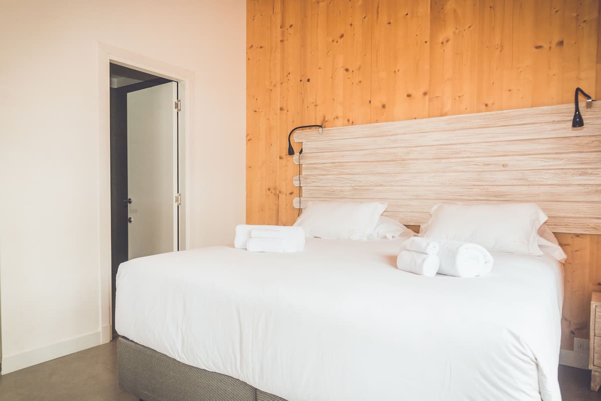 Quarto casal standard, 1 cama King, para não fumantes | Cofres nos quartos, Wi-Fi de cortesia, roupa de cama