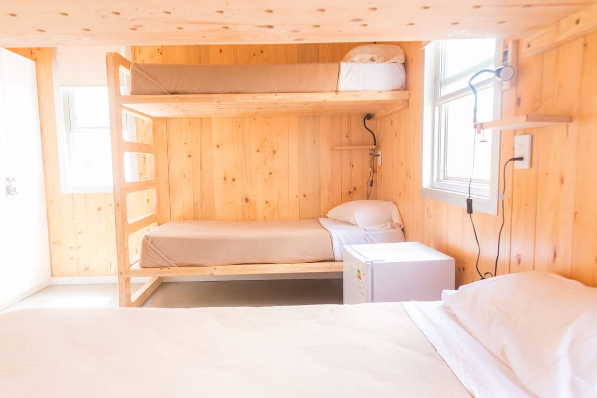 Cofres nos quartos, Wi-Fi de cortesia, roupa de cama