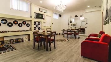 Pequeno-almoço continental diário (4 AZN por pessoa)