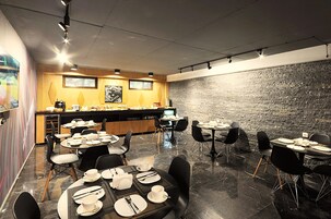 Pequeno-almoço tipo buffet diário mediante uma taxa 