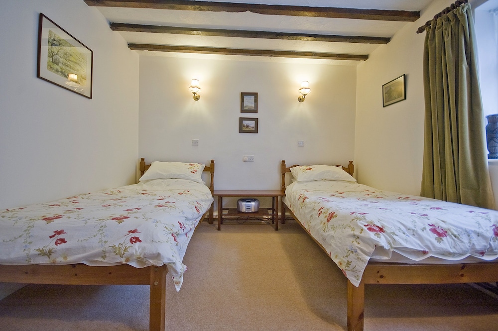 Traditional Stone Cottage In Barkisland. Superb Views. Pet Friendly. Four Stars. - Huddersfield