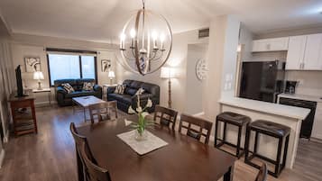 Apartamento Superior, várias camas, não fumadores | Sala de estar | TV de ecrã plano, leitor de DVD