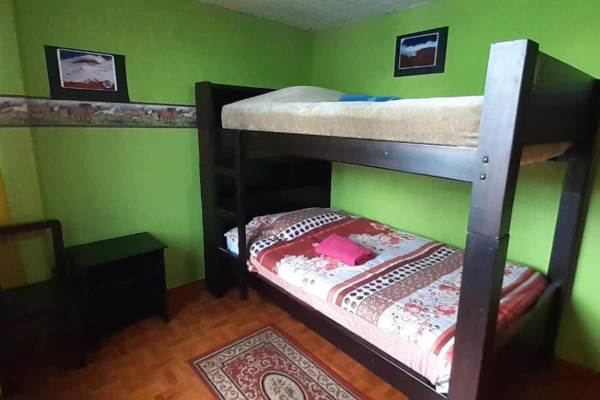 Quarto Twin Básico, casa de banho partilhada | Cofre no quarto, cortinas/cortinados opacos, Wi-fi grátis 