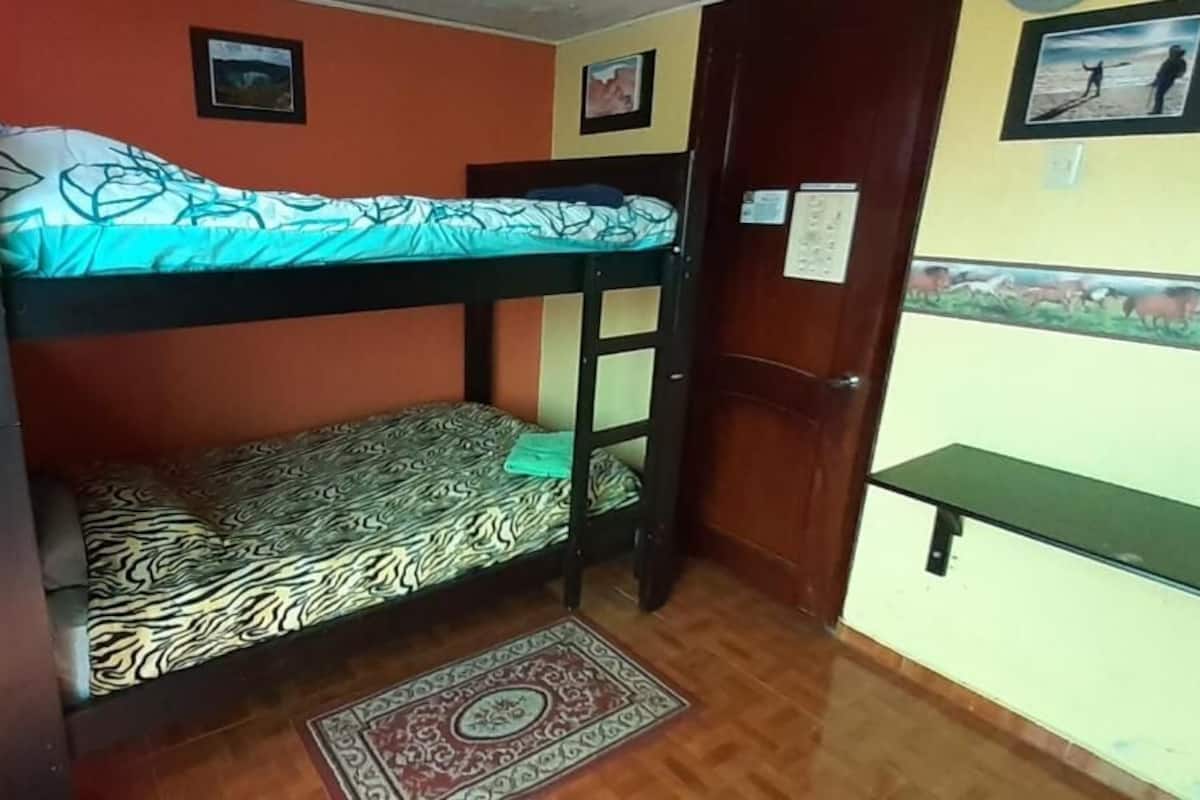Quarto Twin, casa de banho privativa (7) | Cofre no quarto, cortinas/cortinados opacos, Wi-fi grátis 