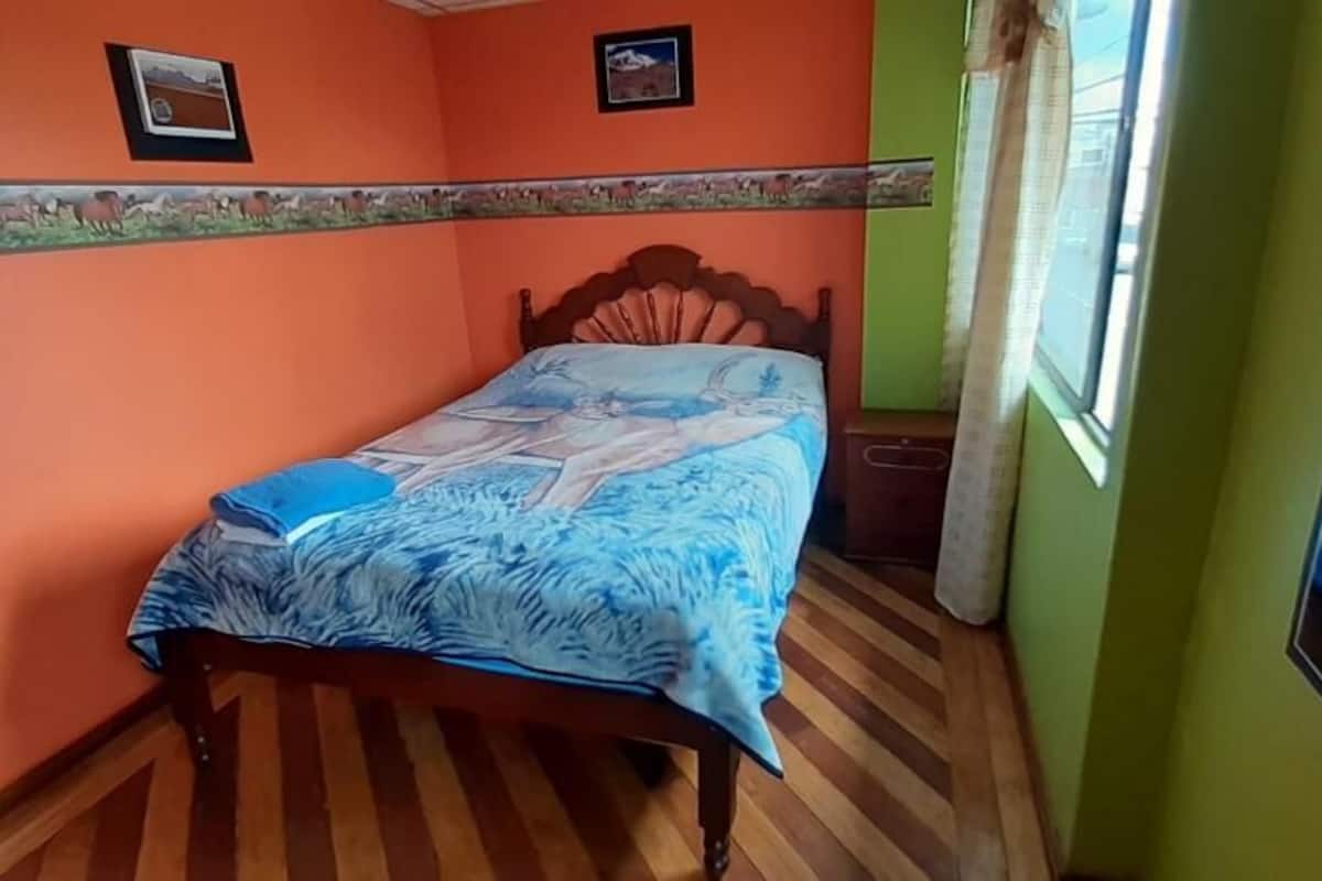 Quarto Duplo Básico, casa de banho partilhada | Cofre no quarto, cortinas/cortinados opacos, Wi-fi grátis 