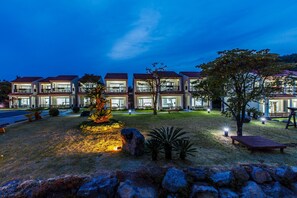 Fachada do alojamento (tarde/noite)