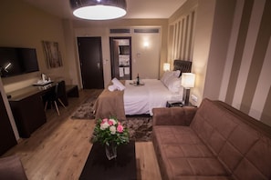 Minibar, cofre no quarto, quartos insonorizados, Wi-fi grátis