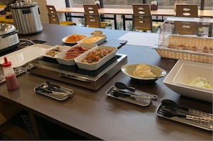 Pequeno-almoço tipo buffet diário mediante uma taxa